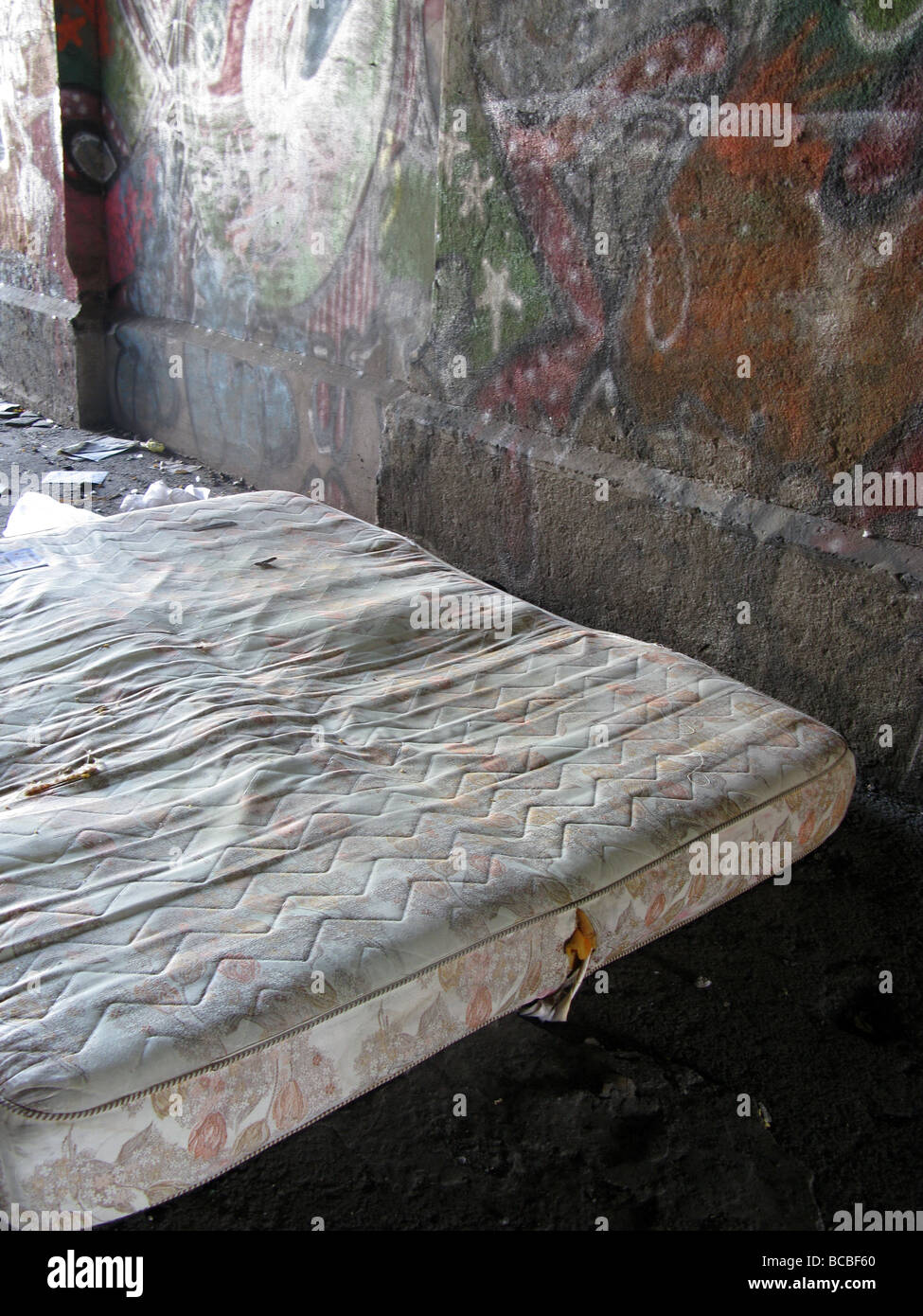 bed of homeless man person under bridge Stock Photo - Alamy