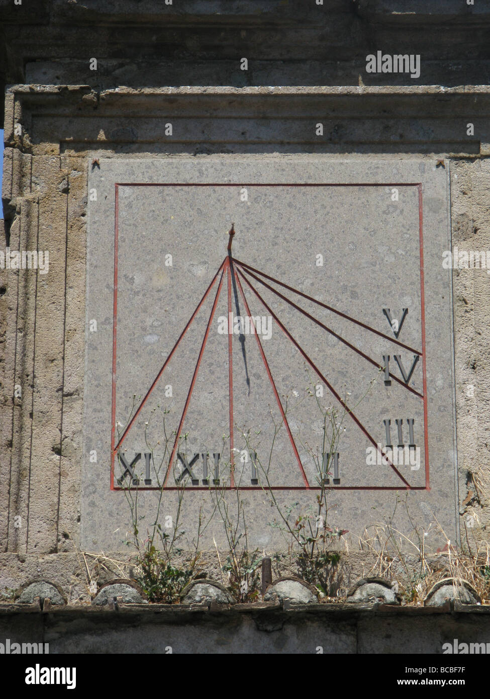 Sun Dial On Wall In Manziana Lazio Italy Stock Photo Alamy sun-dial-on-wall-in-manziana-lazio-italy-stock-photo-alamy