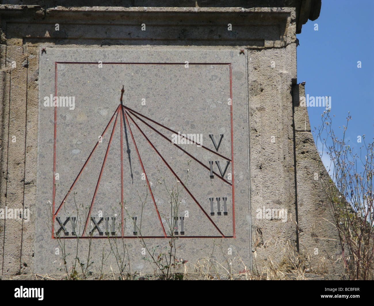 Sun Dial On Wall In Manziana Lazio Italy Stock Photo Alamy sun-dial-on-wall-in-manziana-lazio-italy-stock-photo-alamy