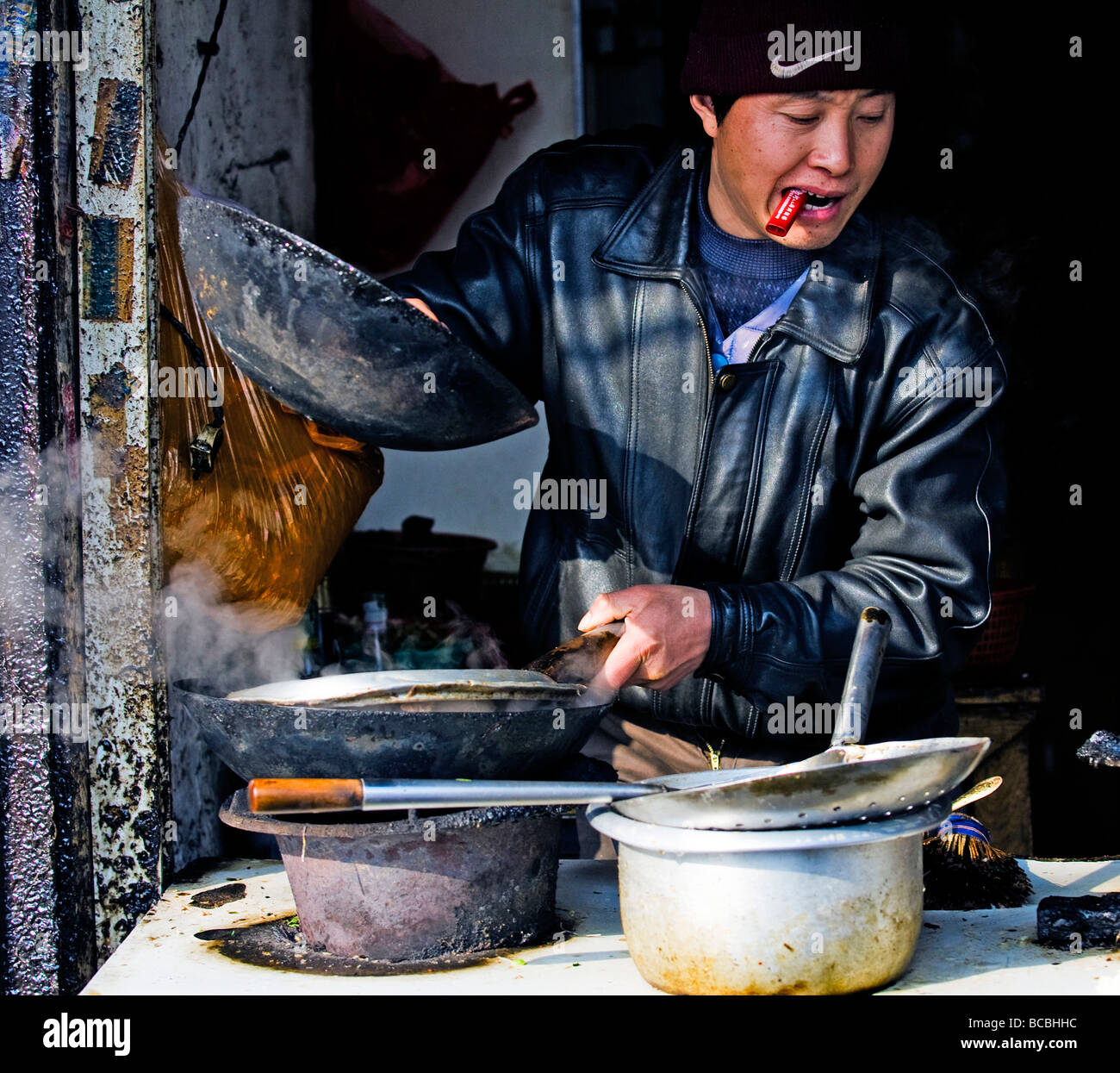 China chef kitchen hi-res stock photography and images - Alamy