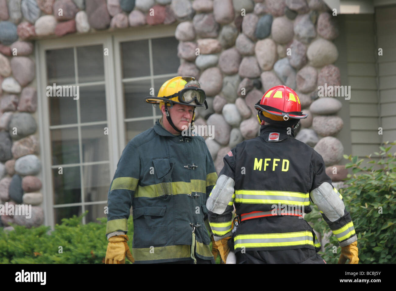 Firefighters extinguishing house fire hi-res stock photography and ...