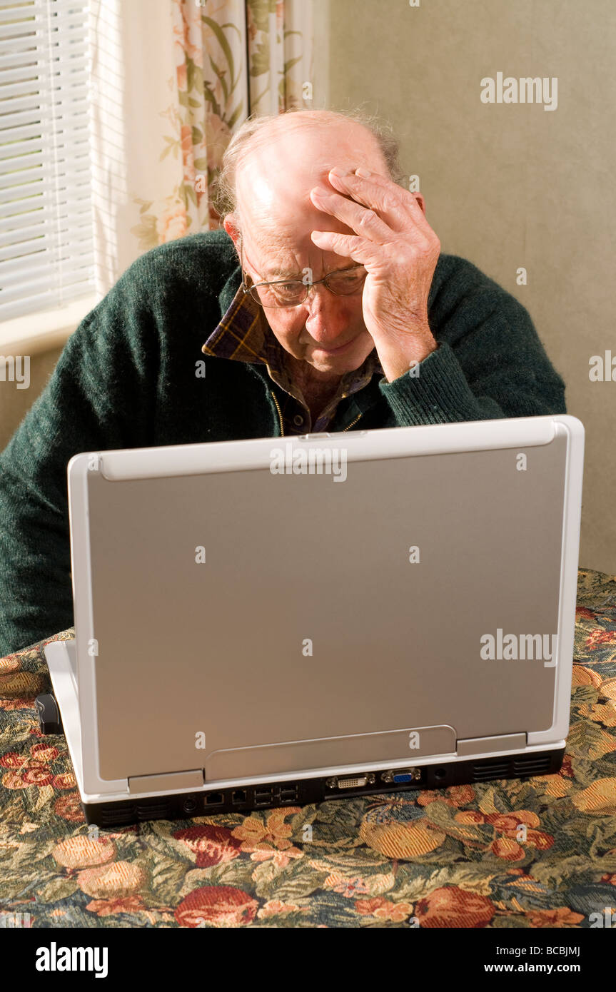 Face confused old man computer hi-res stock photography and images - Alamy