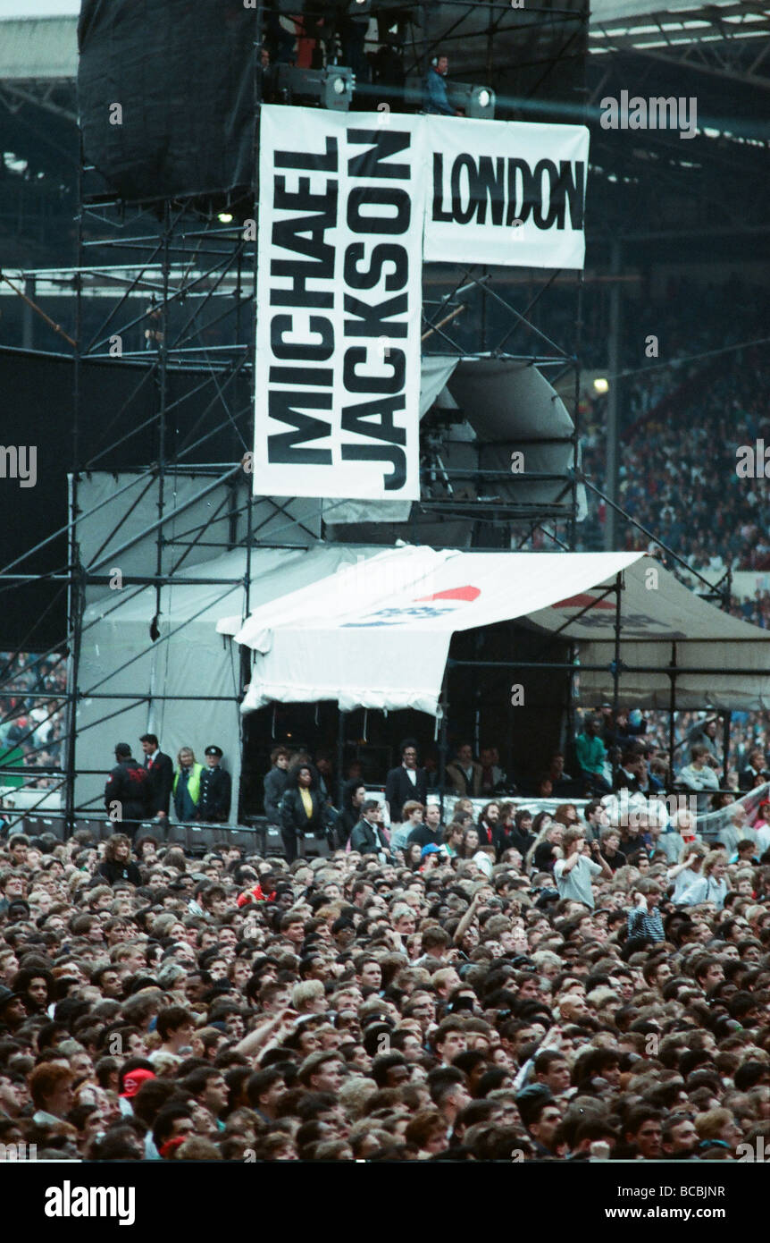 Crowd gather around stage during hi-res stock photography and images ...
