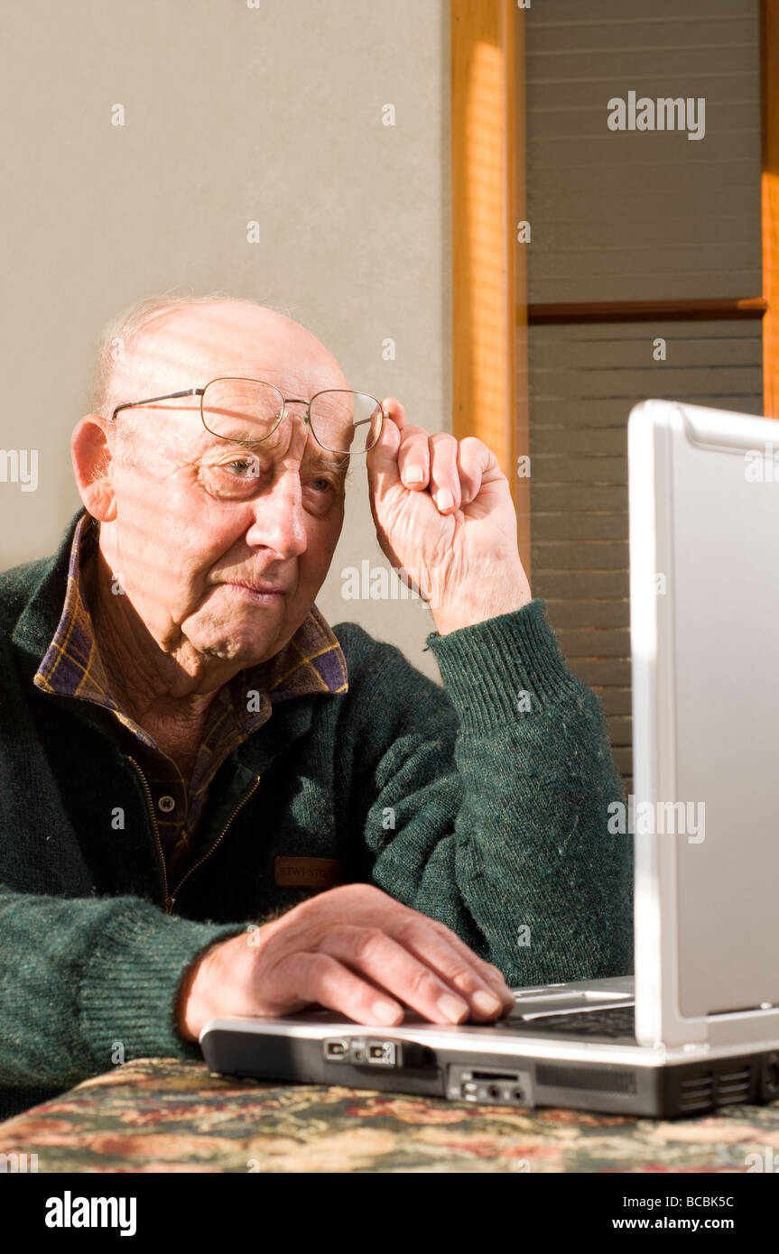 Elderly confusion man hi-res stock photography and images - Alamy