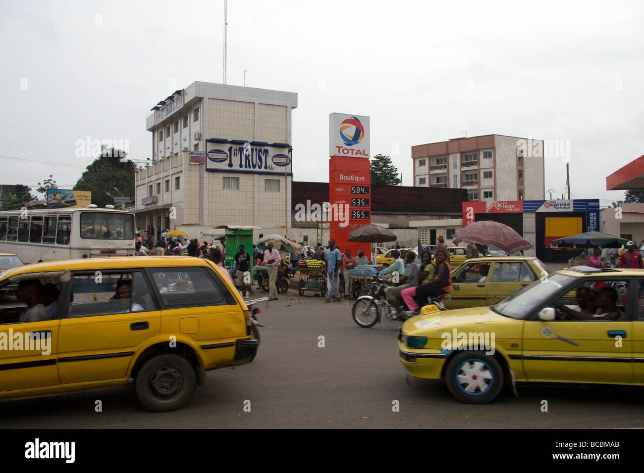 Busy street scene with taxis other traffic and pedestrians Deïdo ...