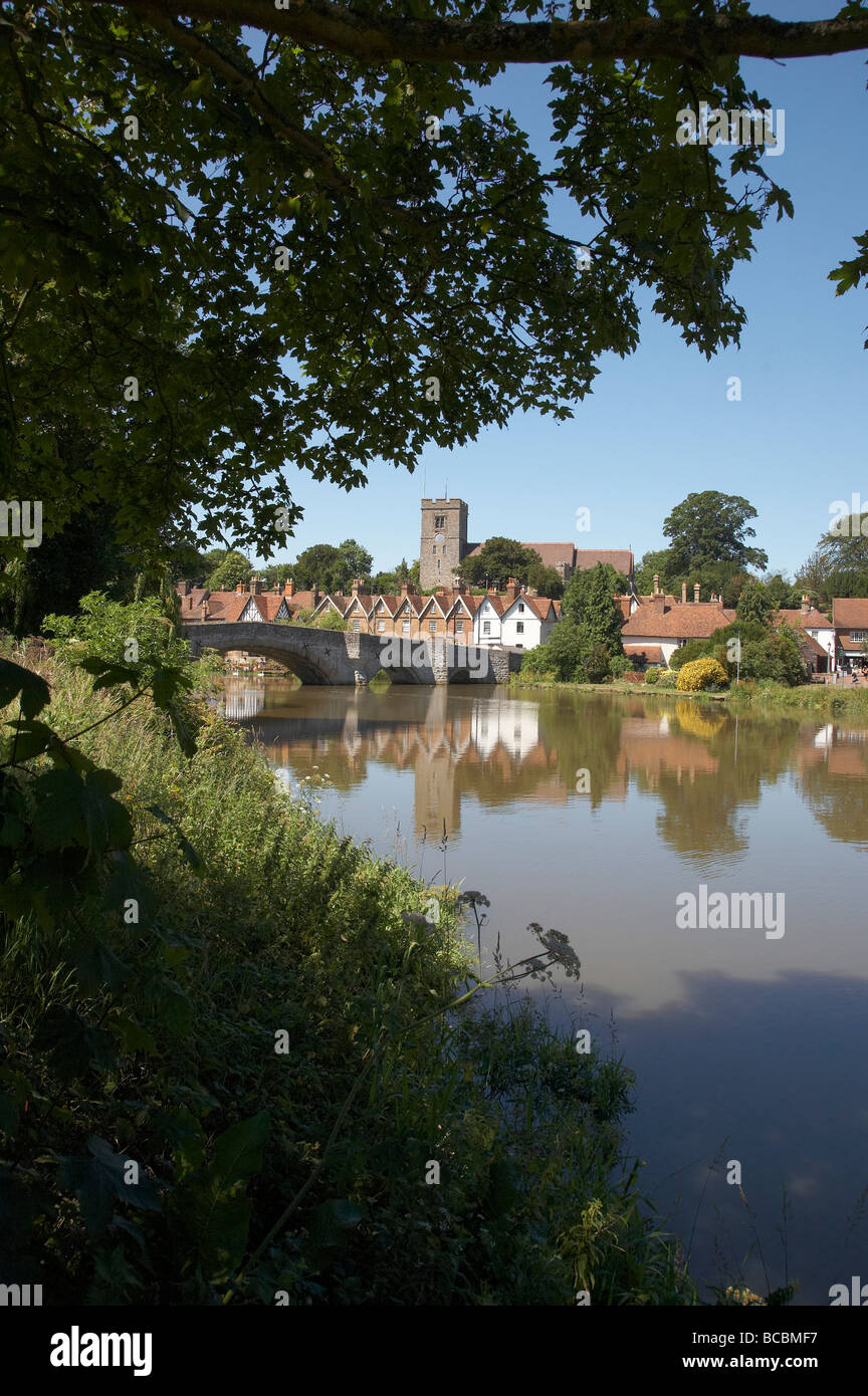 Aylesford village and medieval bridge over the River Medway Stock Photo ...