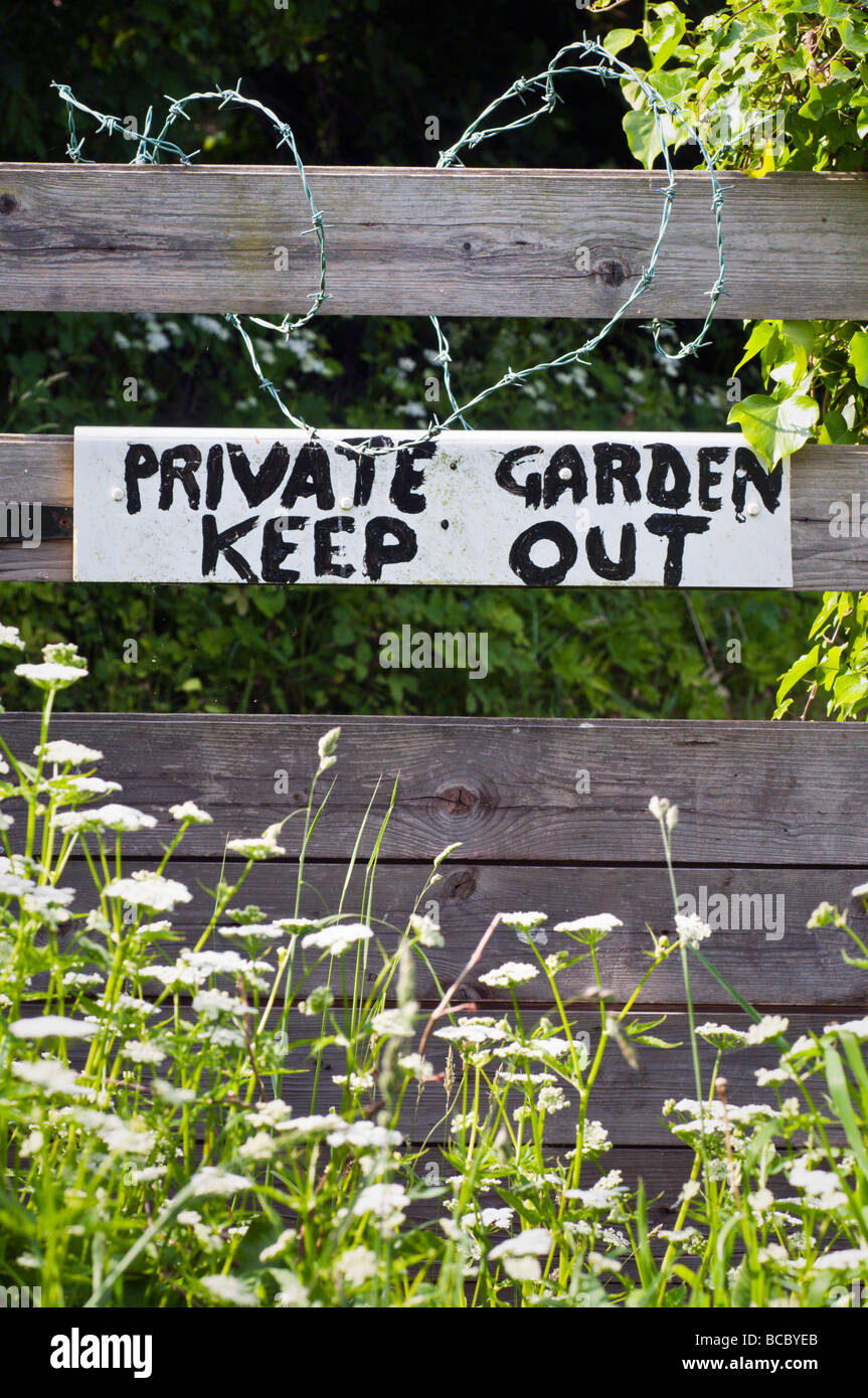 Wooden fence and no entry sign hi-res stock photography and images - Alamy