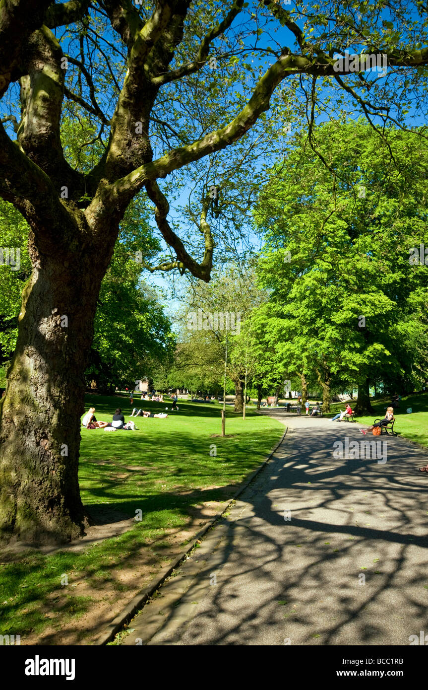 Hot weather crowds hi-res stock photography and images - Alamy
