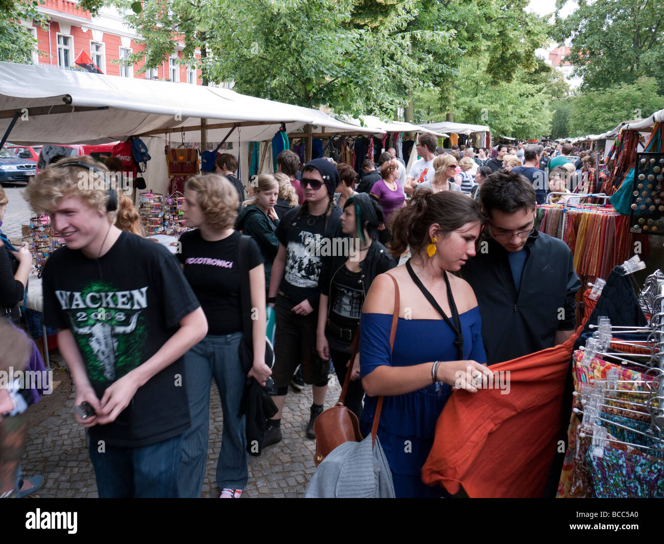 Busy fleamarket at Boxhagener Square in Friedrichshain in Berlin ...
