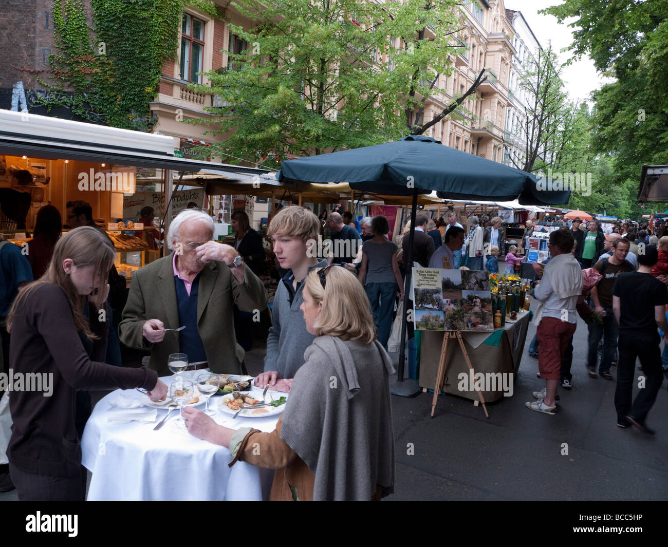 Popular weekend market at Kollwitzplatz in bohemian Prenzlauer Berg in ...
