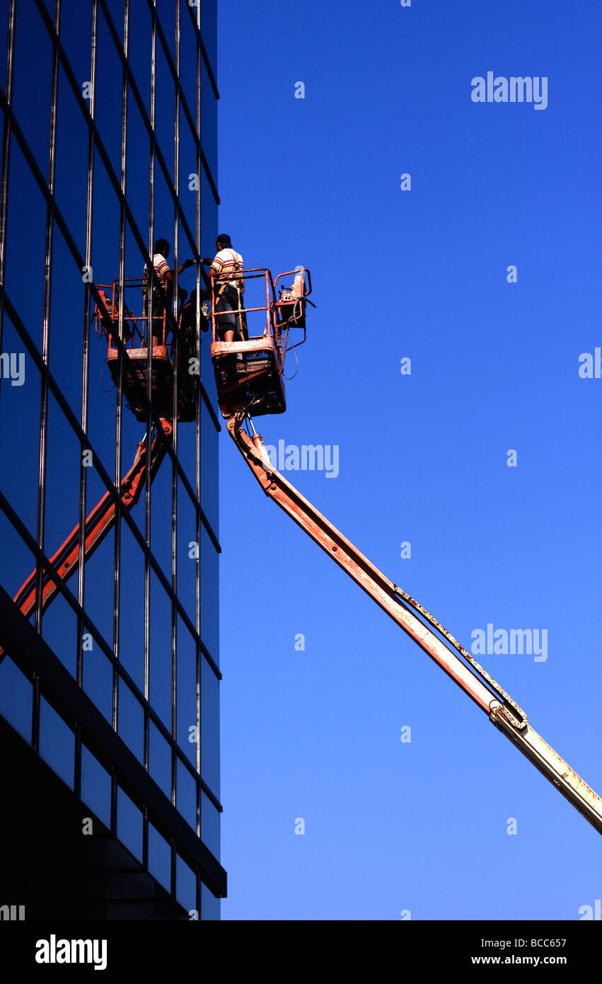 Worker bucket lift hi-res stock photography and images - Alamy