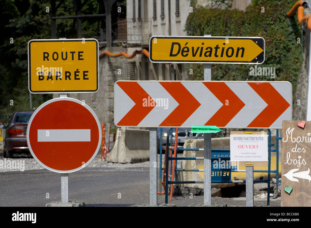 Sign road closure due hi-res stock photography and images - Alamy