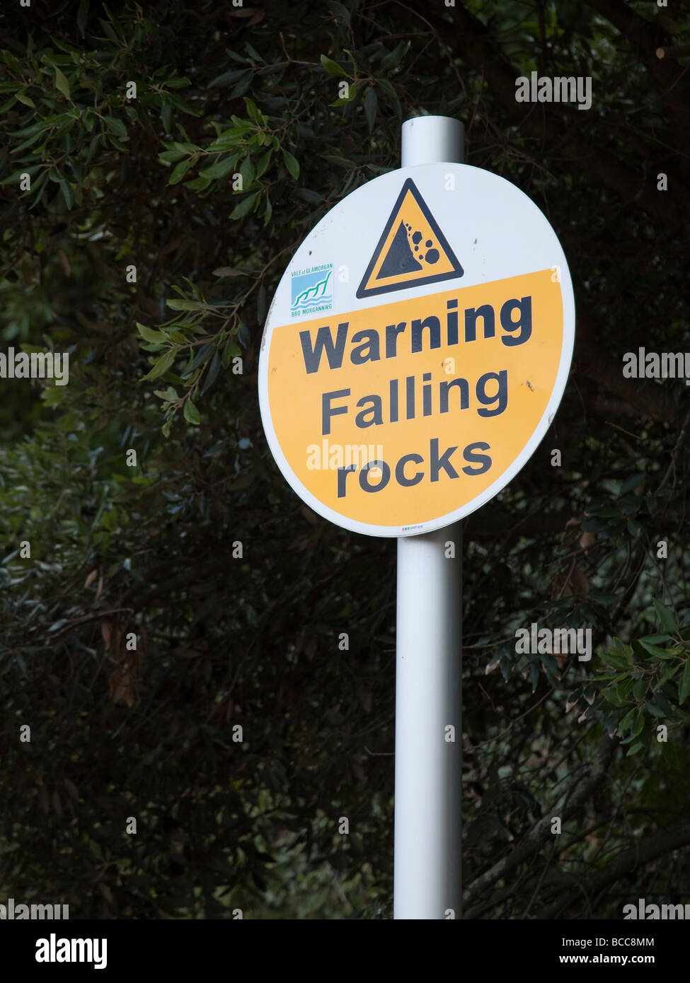 Caution falling cliffs warning sign hi-res stock photography and images ...