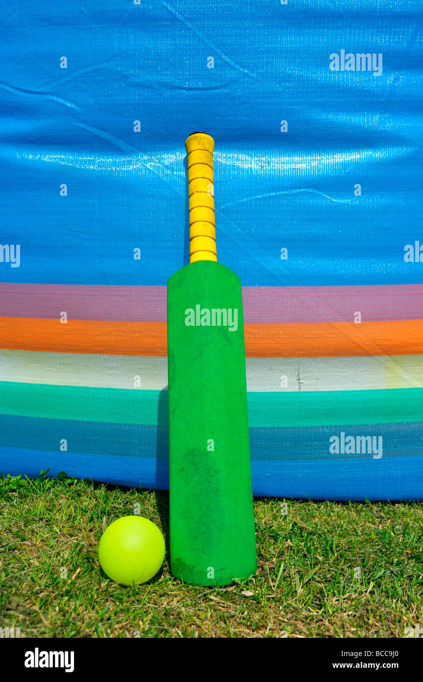 Cricket bat and ball hi-res stock photography and images - Alamy