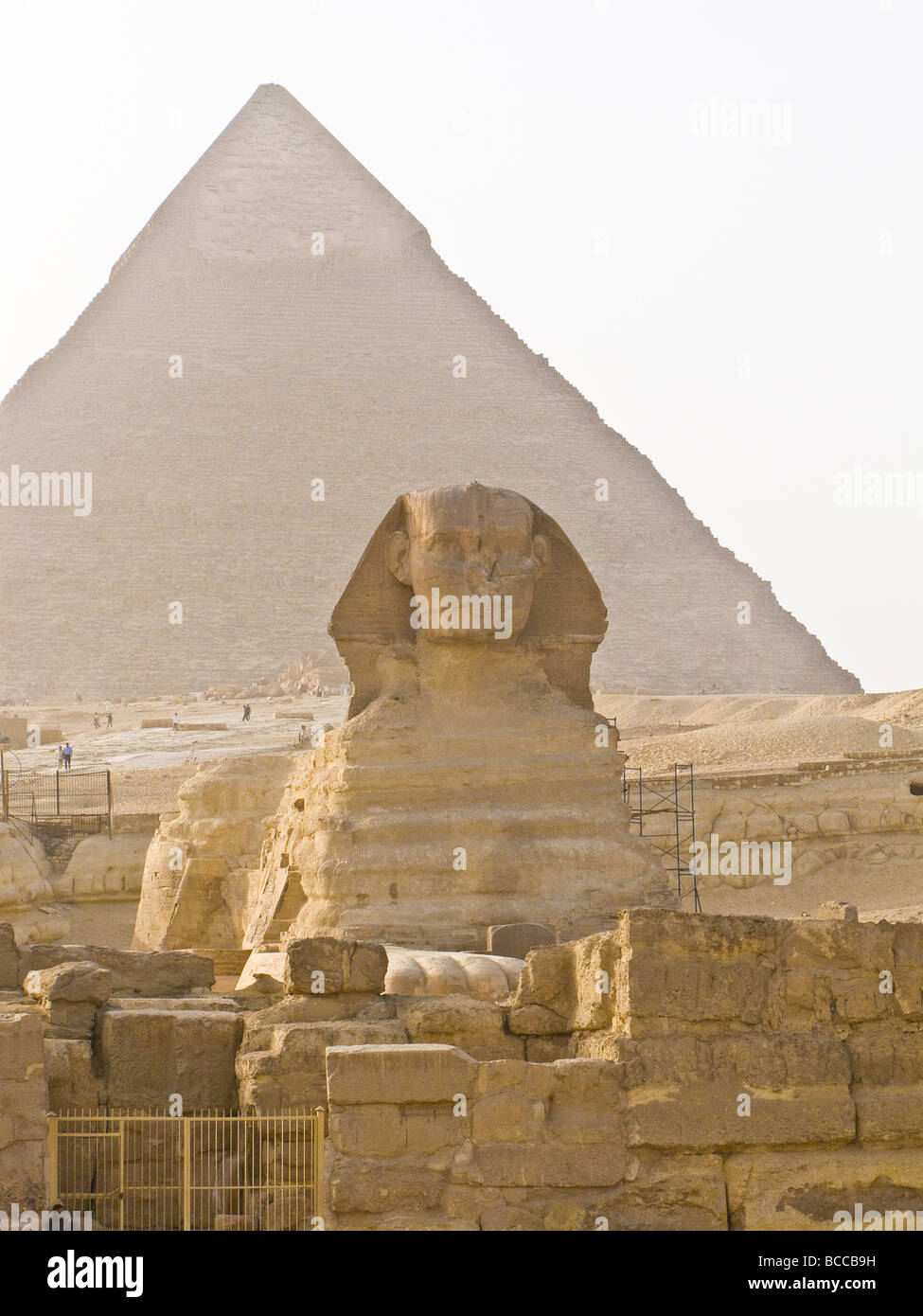 The Sphinx and the Middle Pyramid Stock Photo - Alamy