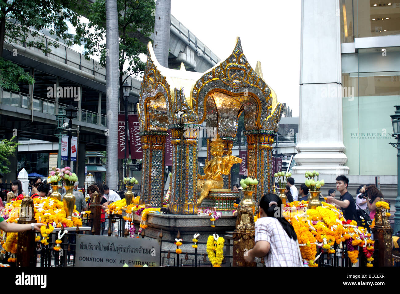 Erawan Hindu Shrine , Bangkok , Thailand Stock Photo - Alamy