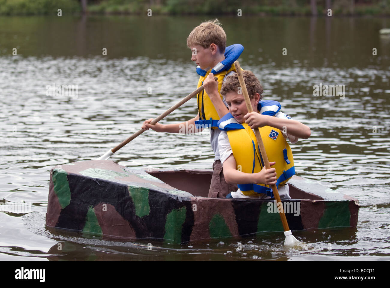 Elstead paper boat race hi-res stock photography and images - Alamy