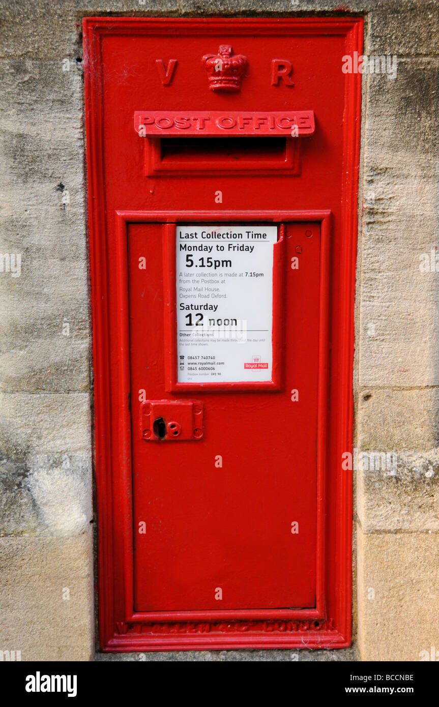 Red post box vr hi-res stock photography and images - Alamy