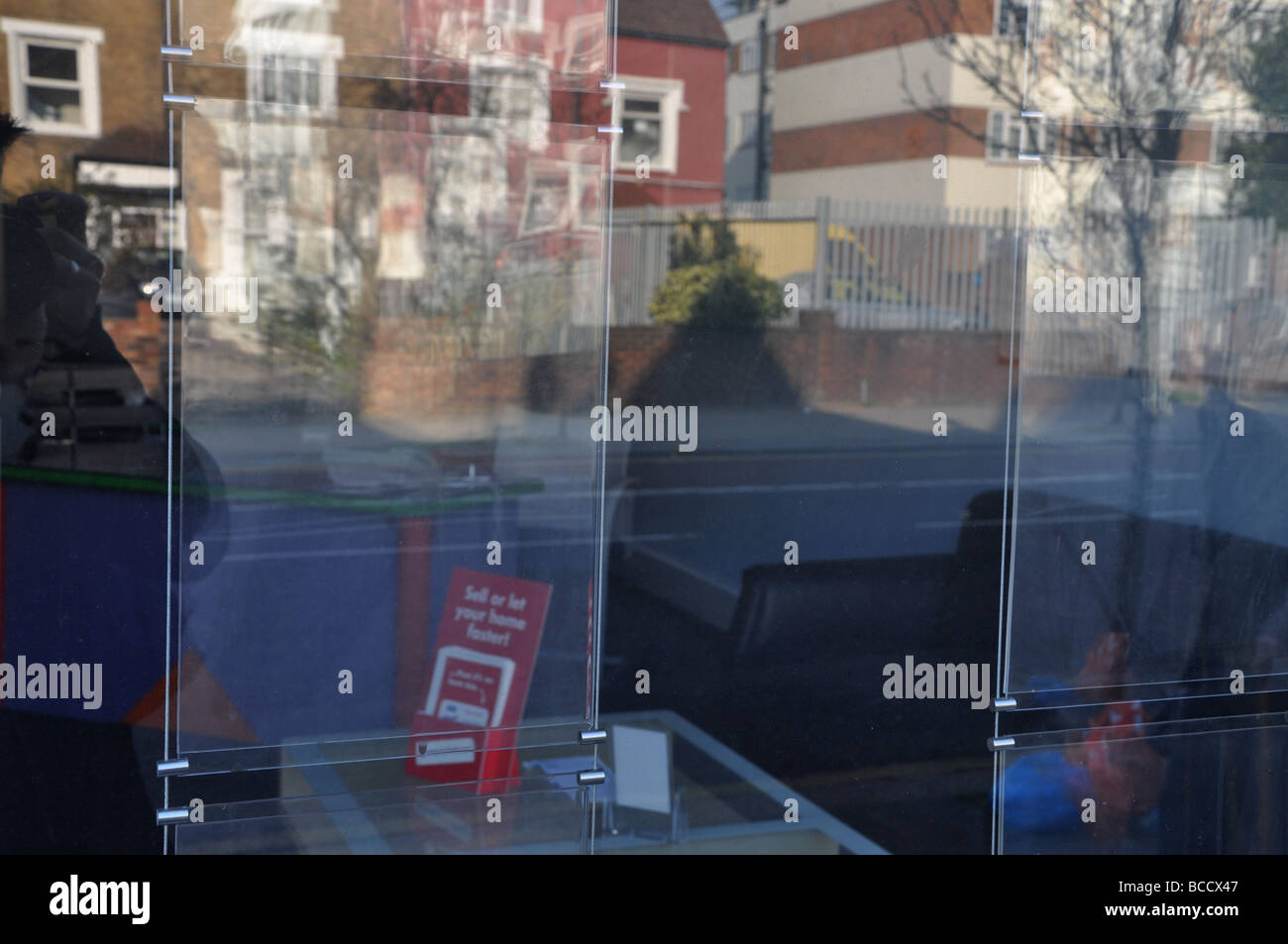 Empty shops on green lanes hi-res stock photography and images - Alamy