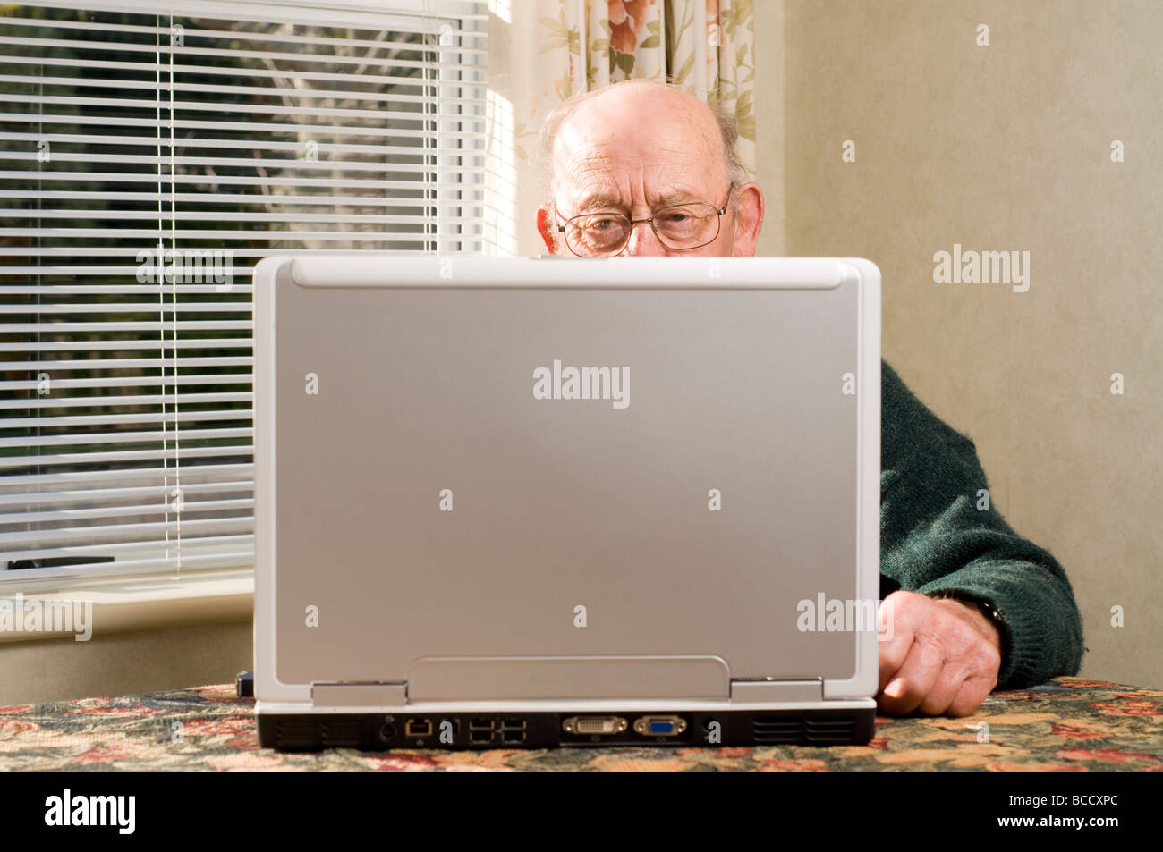 Face confused old man computer hi-res stock photography and images - Alamy