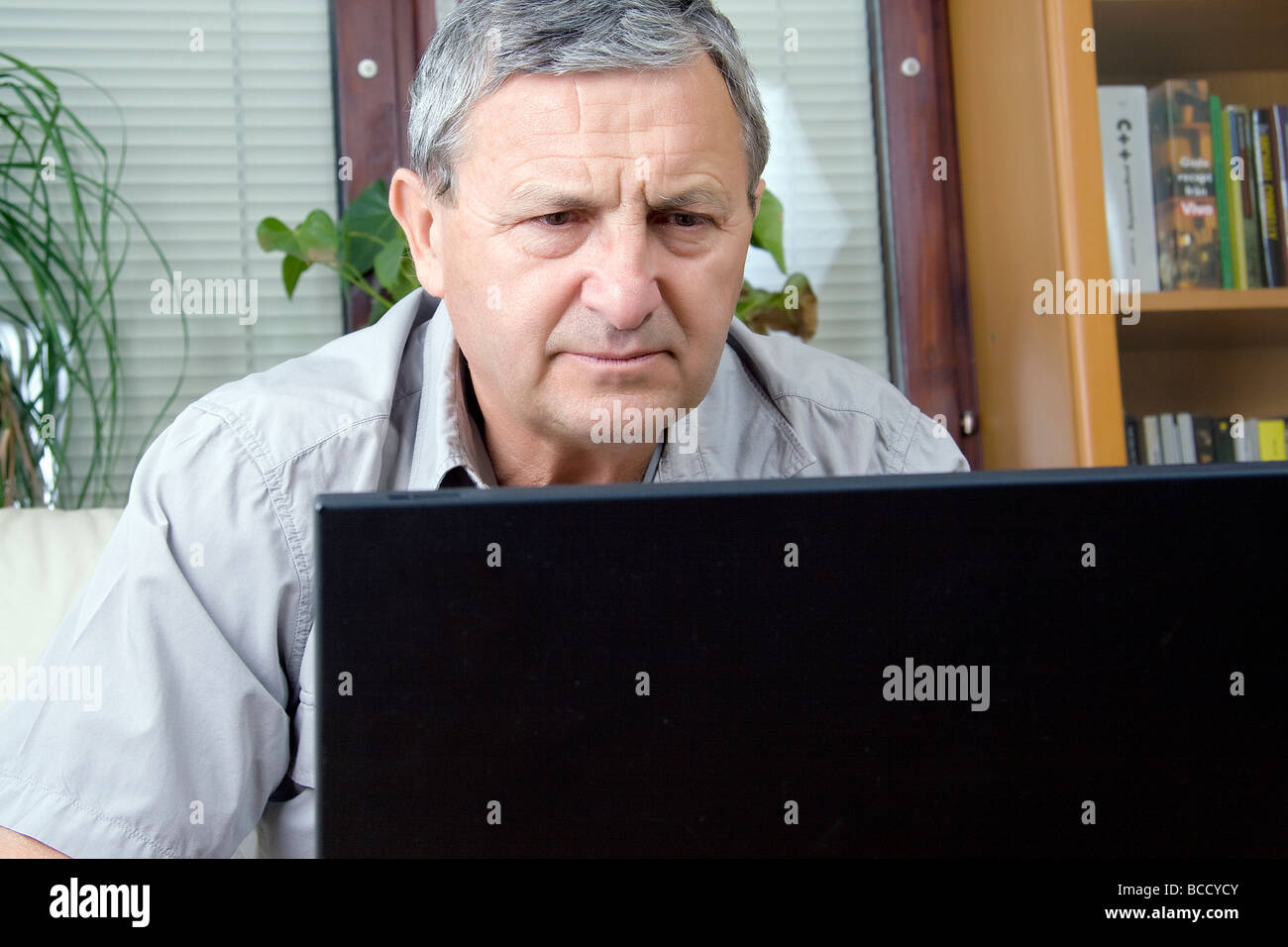 Retro senior with computer hi-res stock photography and images - Alamy