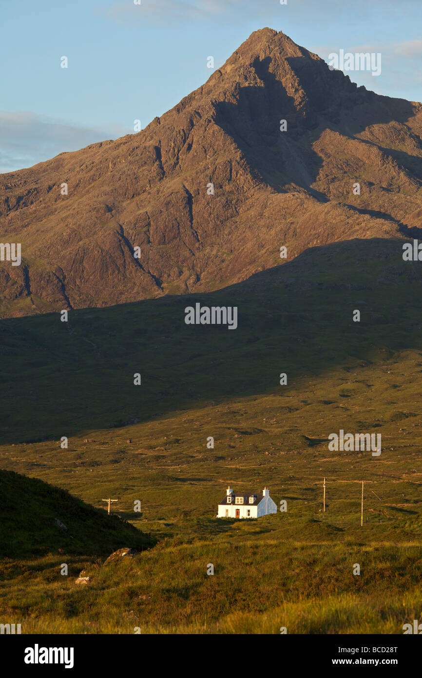 Traditional highland cottage hi-res stock photography and images - Alamy