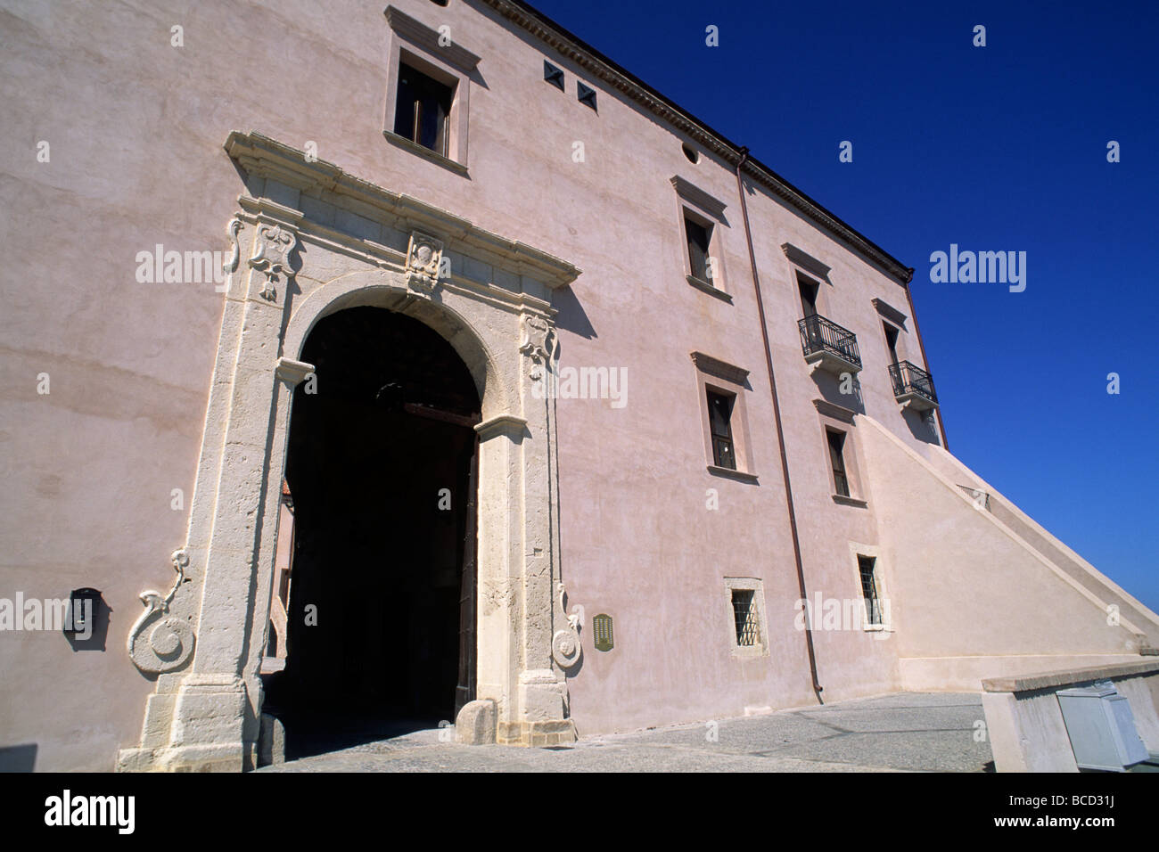 Castles outside hi-res stock photography and images - Alamy