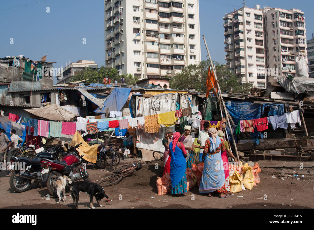 Bombay slums hi-res stock photography and images - Alamy