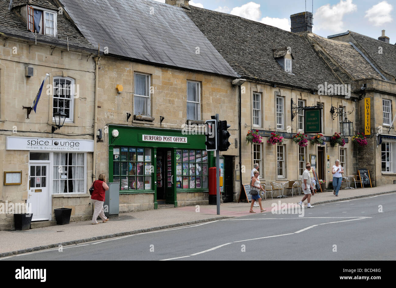 Street view of burford hi-res stock photography and images - Alamy