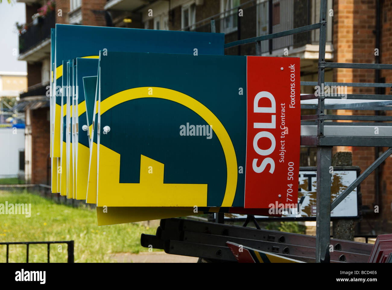 Sold house signs hi-res stock photography and images - Alamy