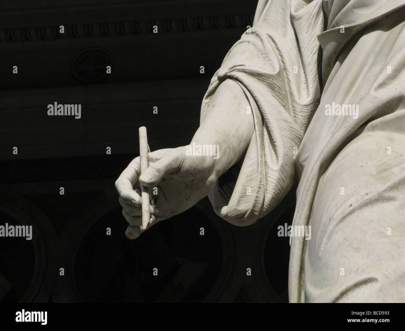 Statue woman holding up arm hi-res stock photography and images - Alamy