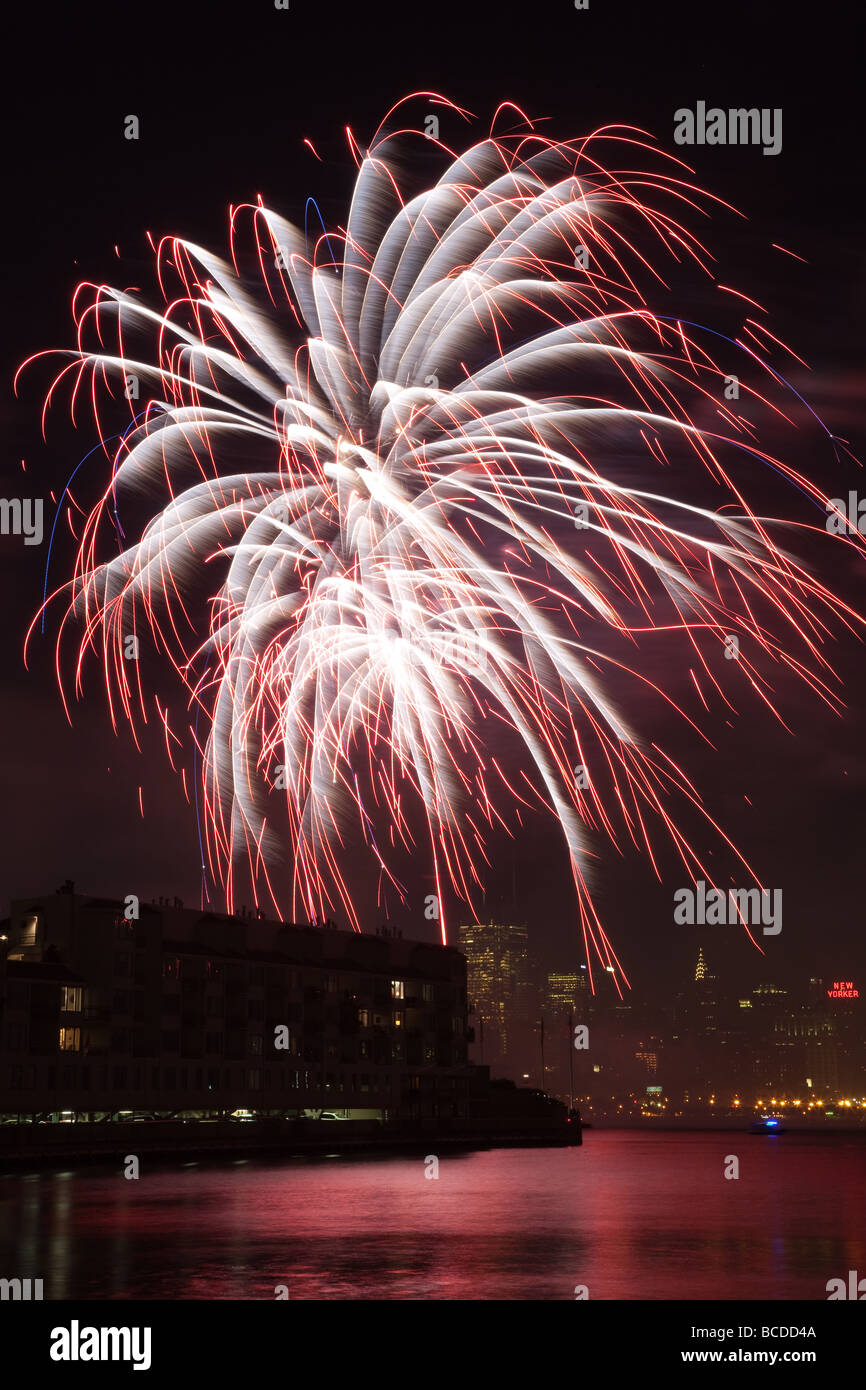 The annual Macy's Fourth of July fireworks extravaganza lights the sky ...