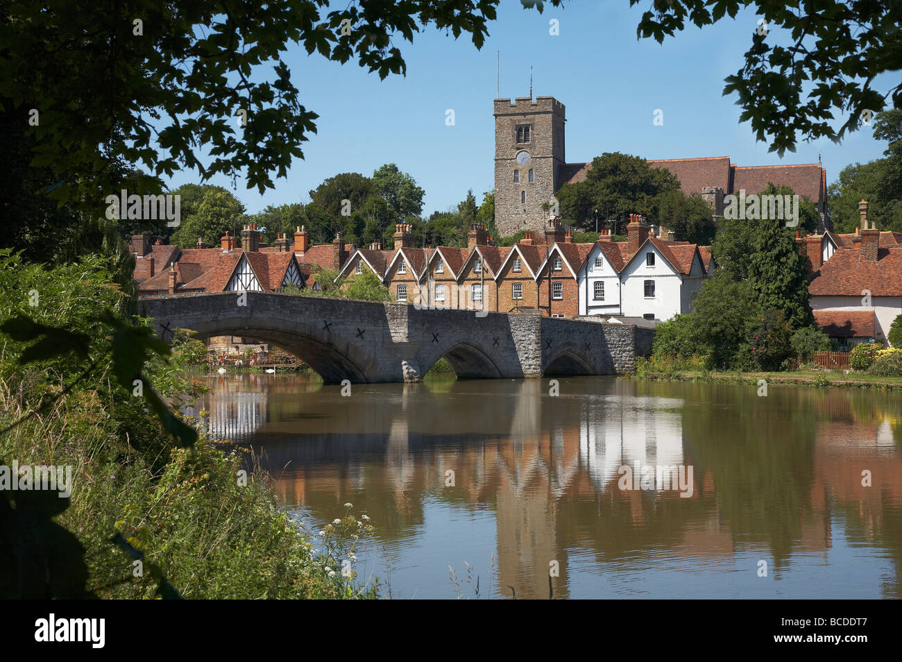 Aylesford village and medieval bridge over the River Medway Stock Photo ...
