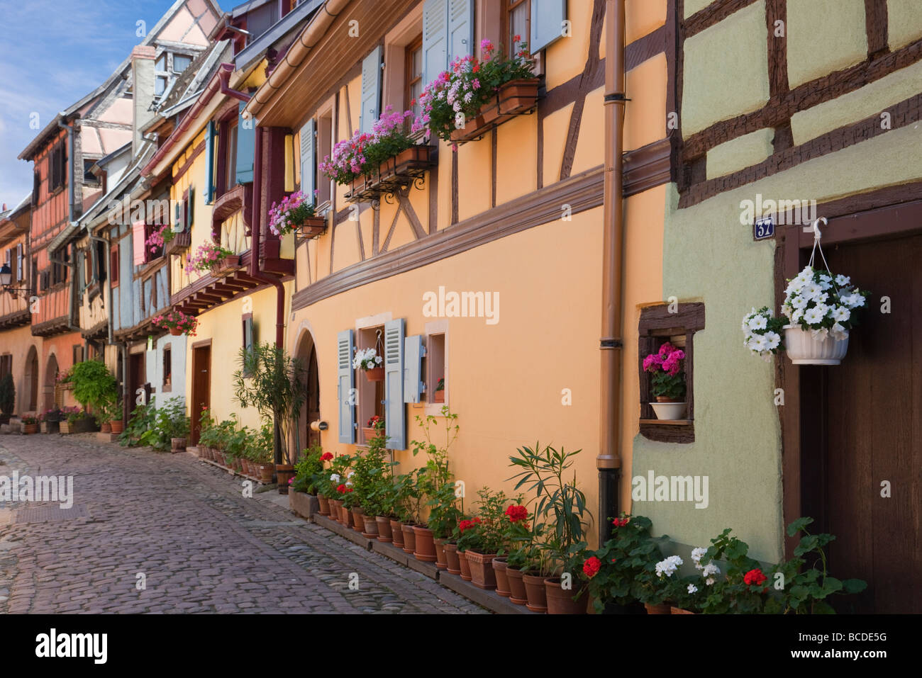 French row houses hi-res stock photography and images - Alamy