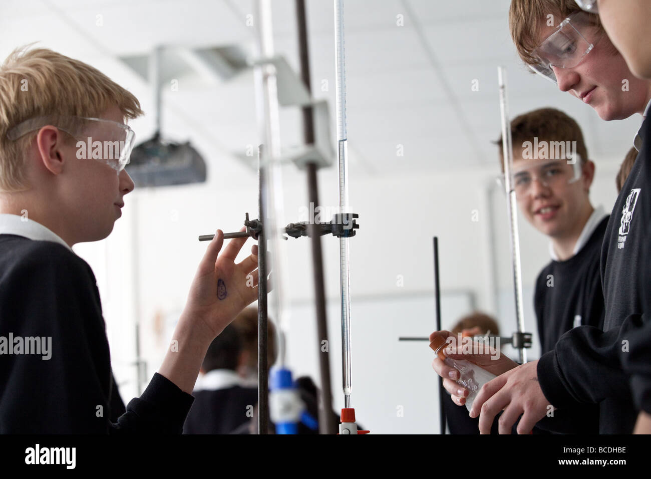 British students experimenting during chemistry lesson Stock Photo - Alamy