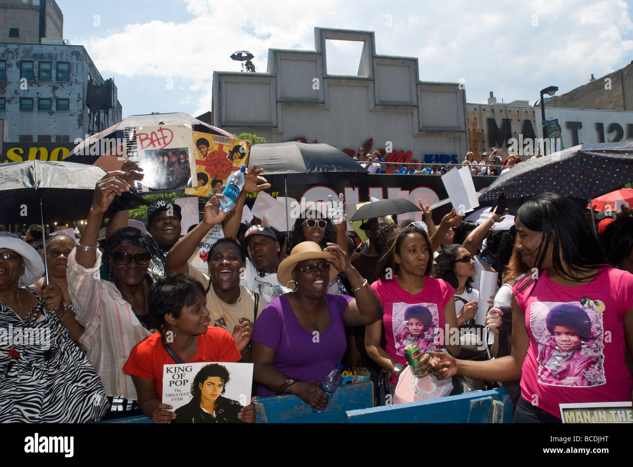Thousands of Michael Jackson fans gather outside the Apollo Theater in ...
