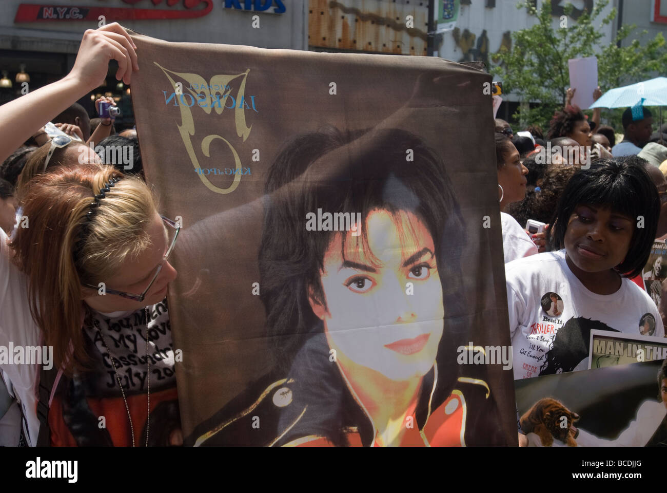 Thousands of Michael Jackson fans gather outside the Apollo Theater in ...
