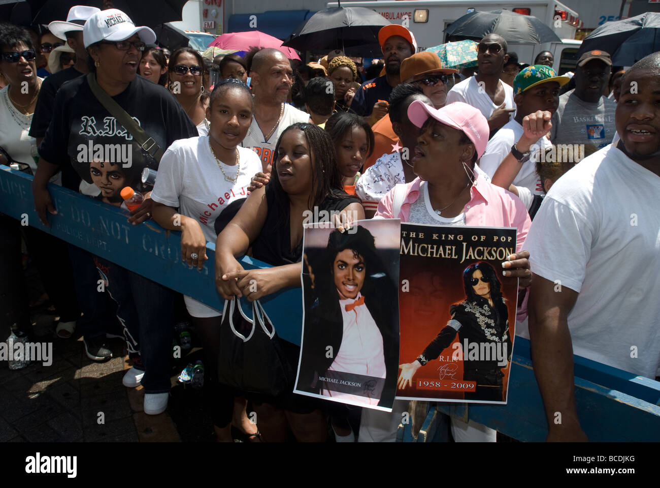 Thousands of Michael Jackson fans gather outside the Apollo Theater in ...