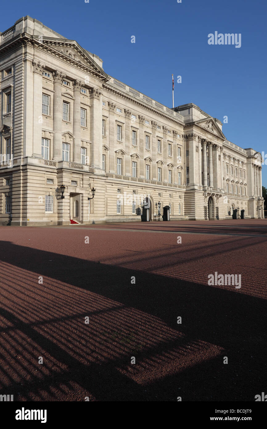 Queen's palace buckingham house hi-res stock photography and images - Alamy