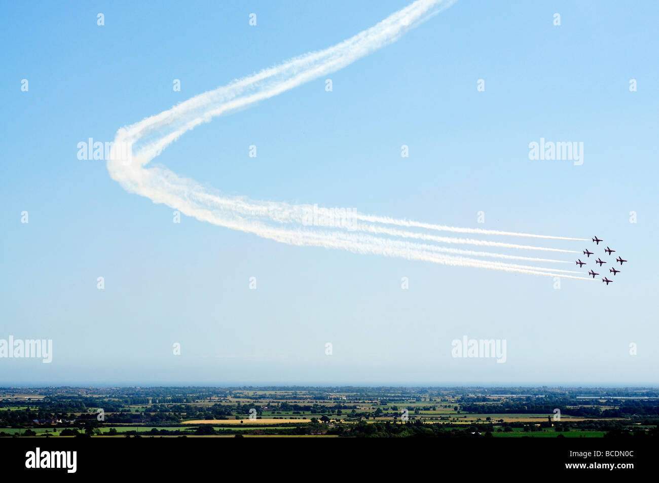 Airplane trails hi-res stock photography and images - Alamy