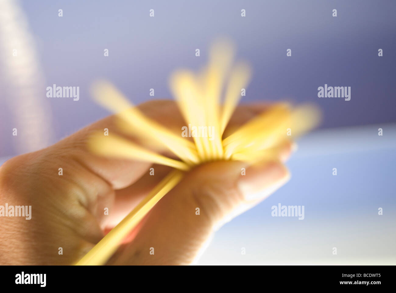 woman hand holding spaghetti pasta Stock Photo - Alamy