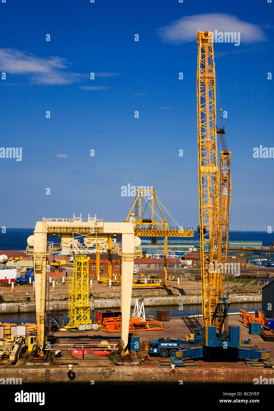 Quayside cranes hi-res stock photography and images - Alamy