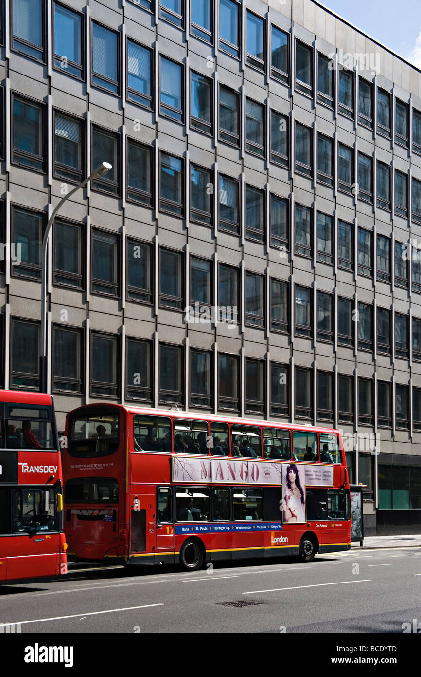 Buses outside london victoria hi-res stock photography and images - Alamy