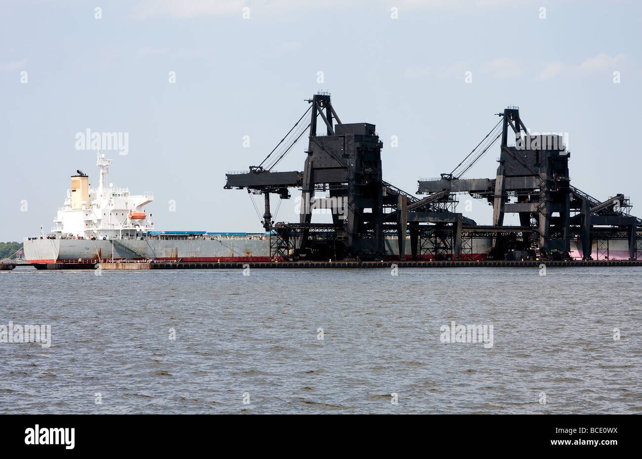 Ship loading coal hi-res stock photography and images - Alamy