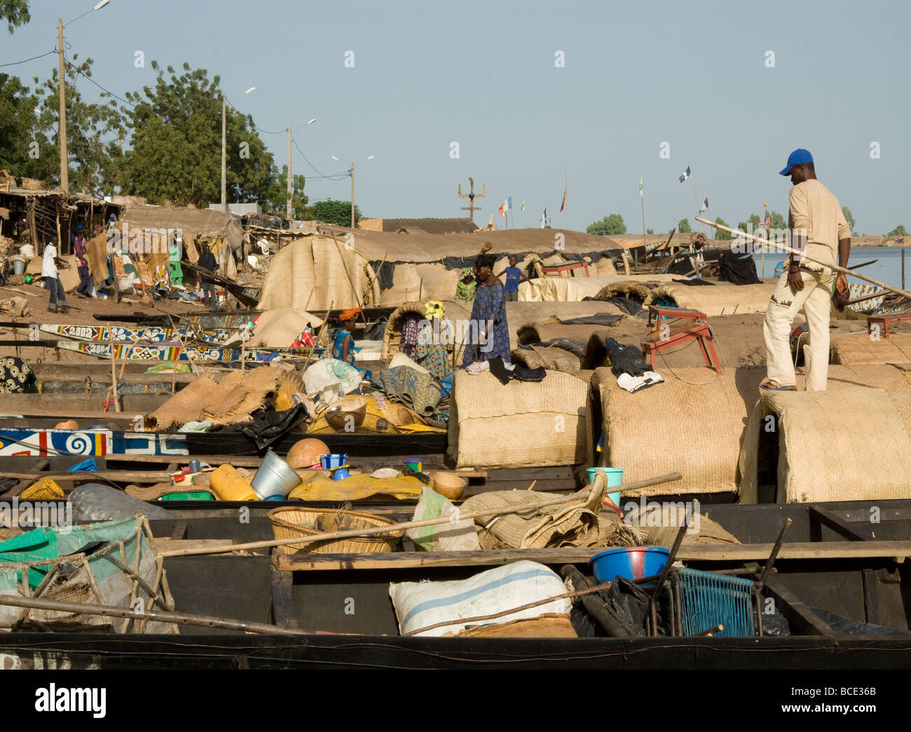 Mali. Port of Moptí in the river Niger Stock Photo - Alamy