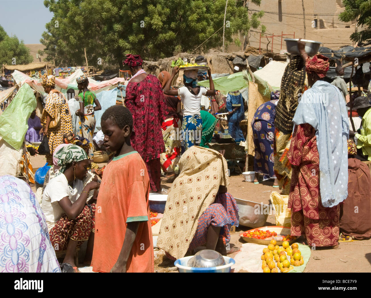 Mali. Sahel. Weekly market in Djenné Stock Photo - Alamy