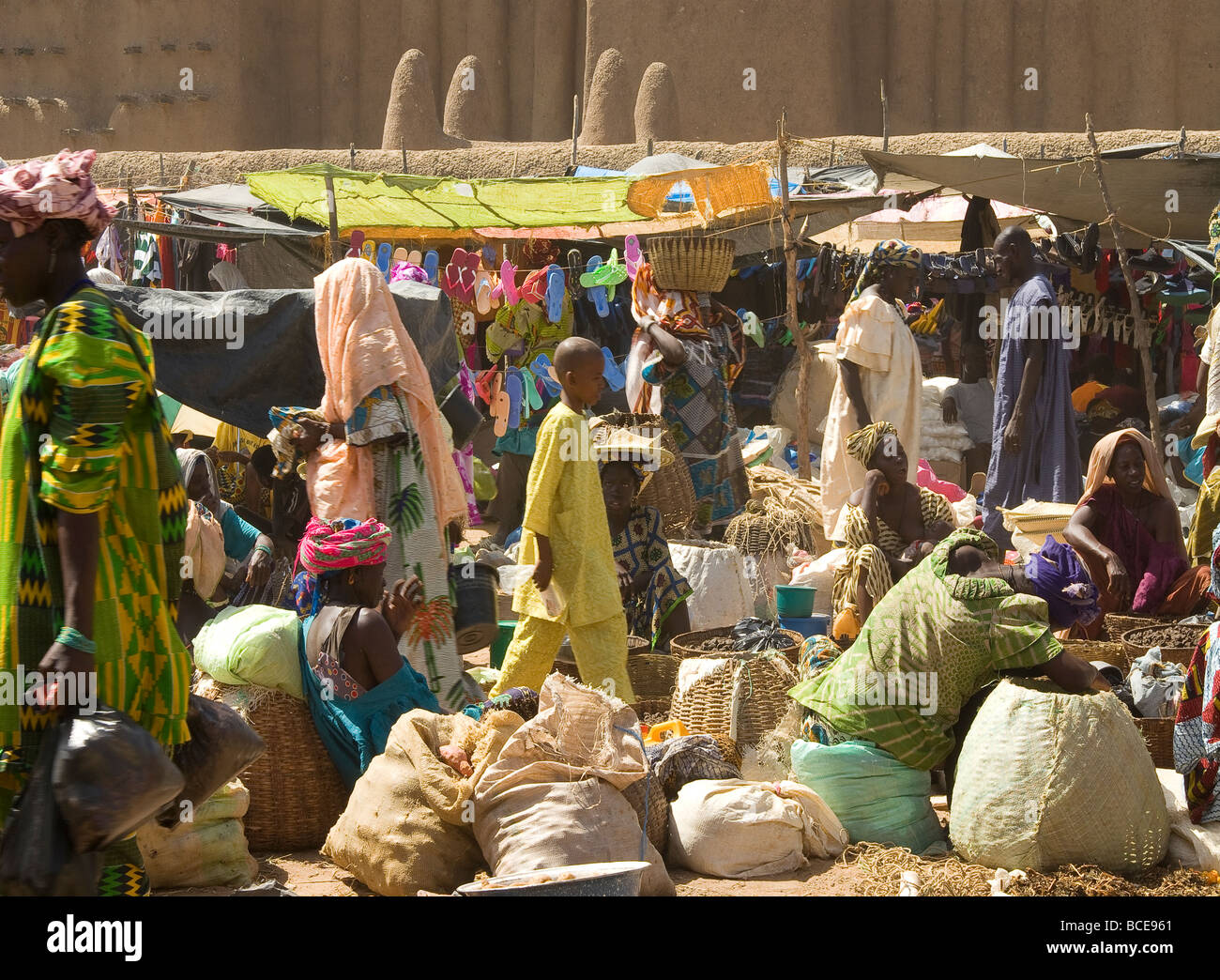 Mali. Sahel. Weekly market in Djenné Stock Photo - Alamy