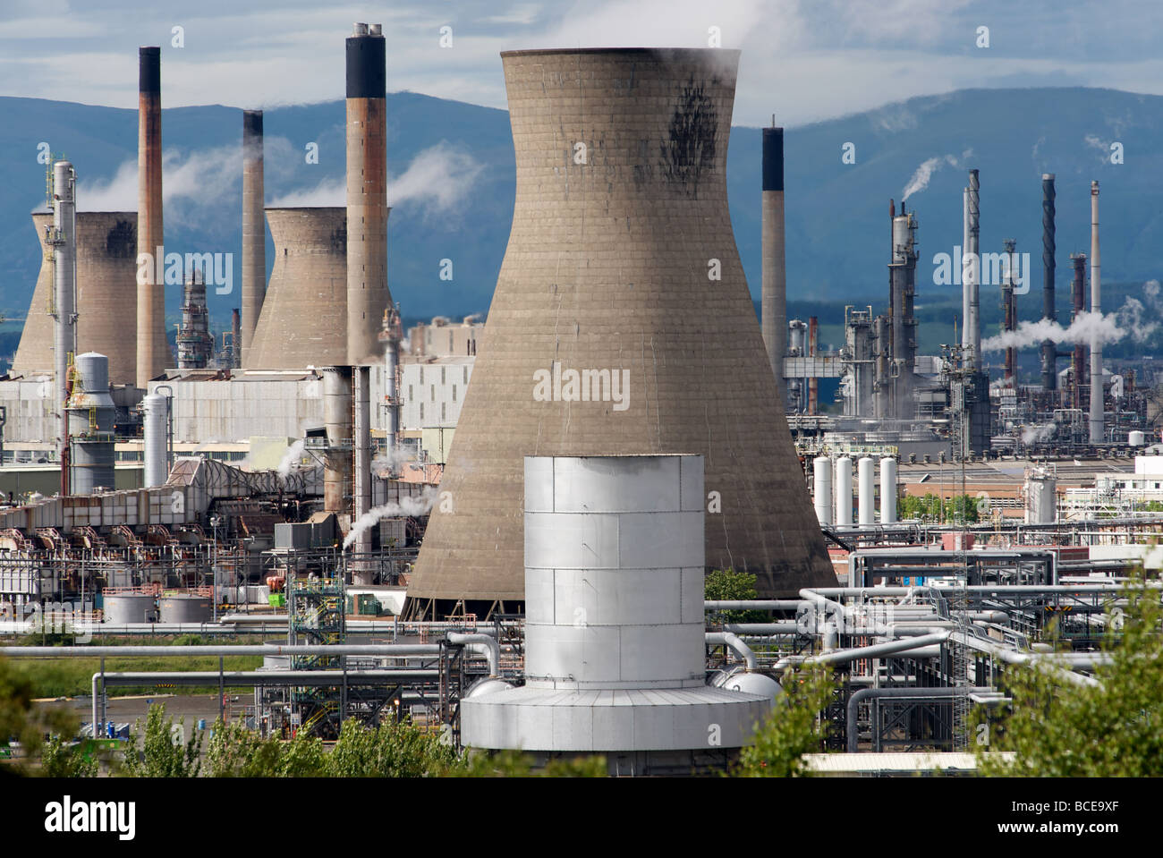 Oil refinery emissions hi-res stock photography and images - Alamy