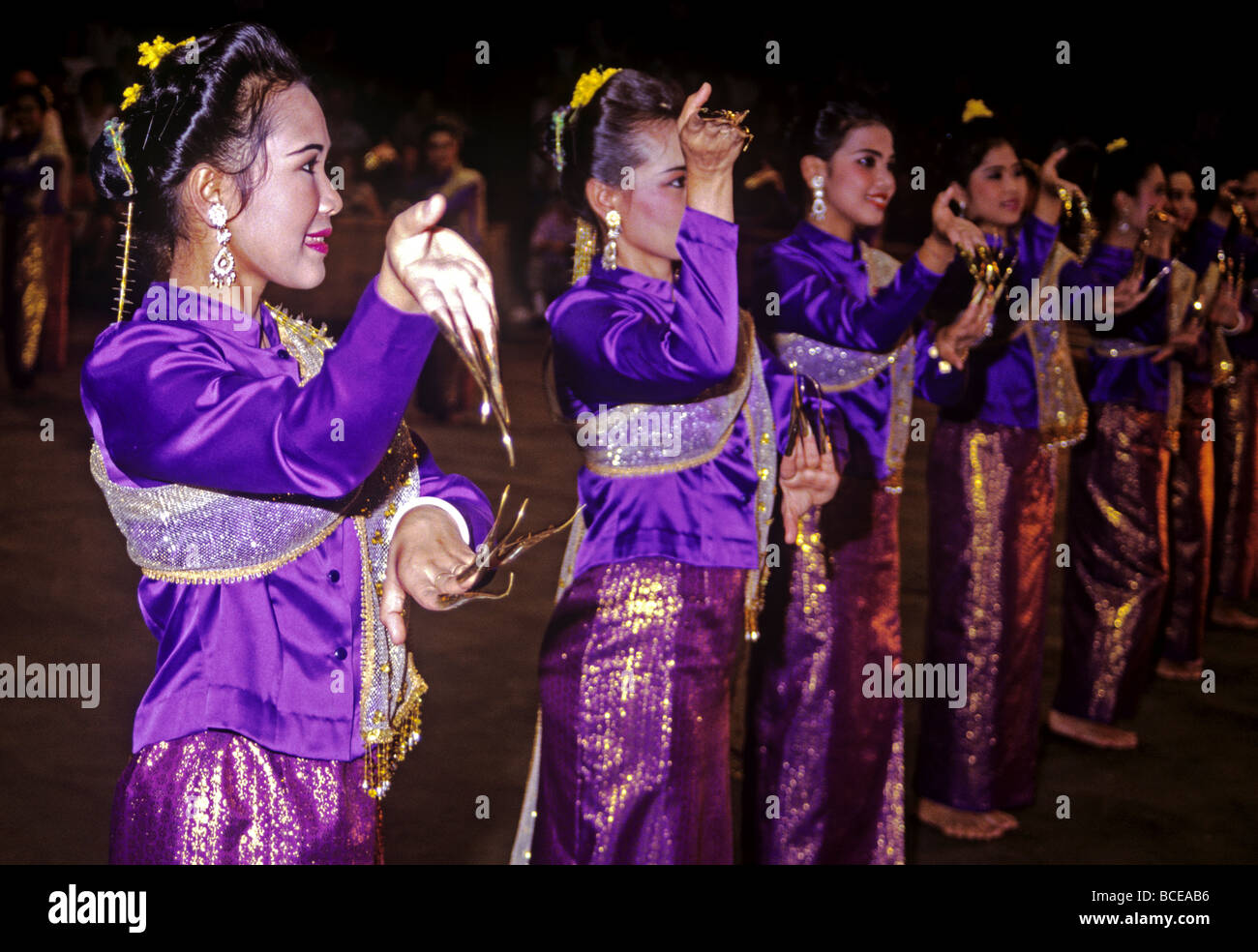 2304 Traditional Thai dancing at the Rose Garden Central Thailand Stock ...