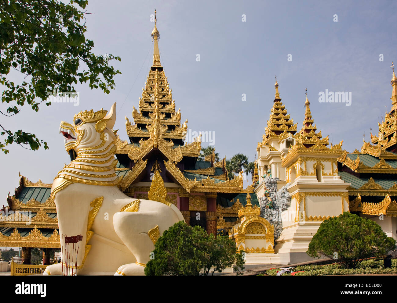 Golden dragon temple hi-res stock photography and images - Alamy